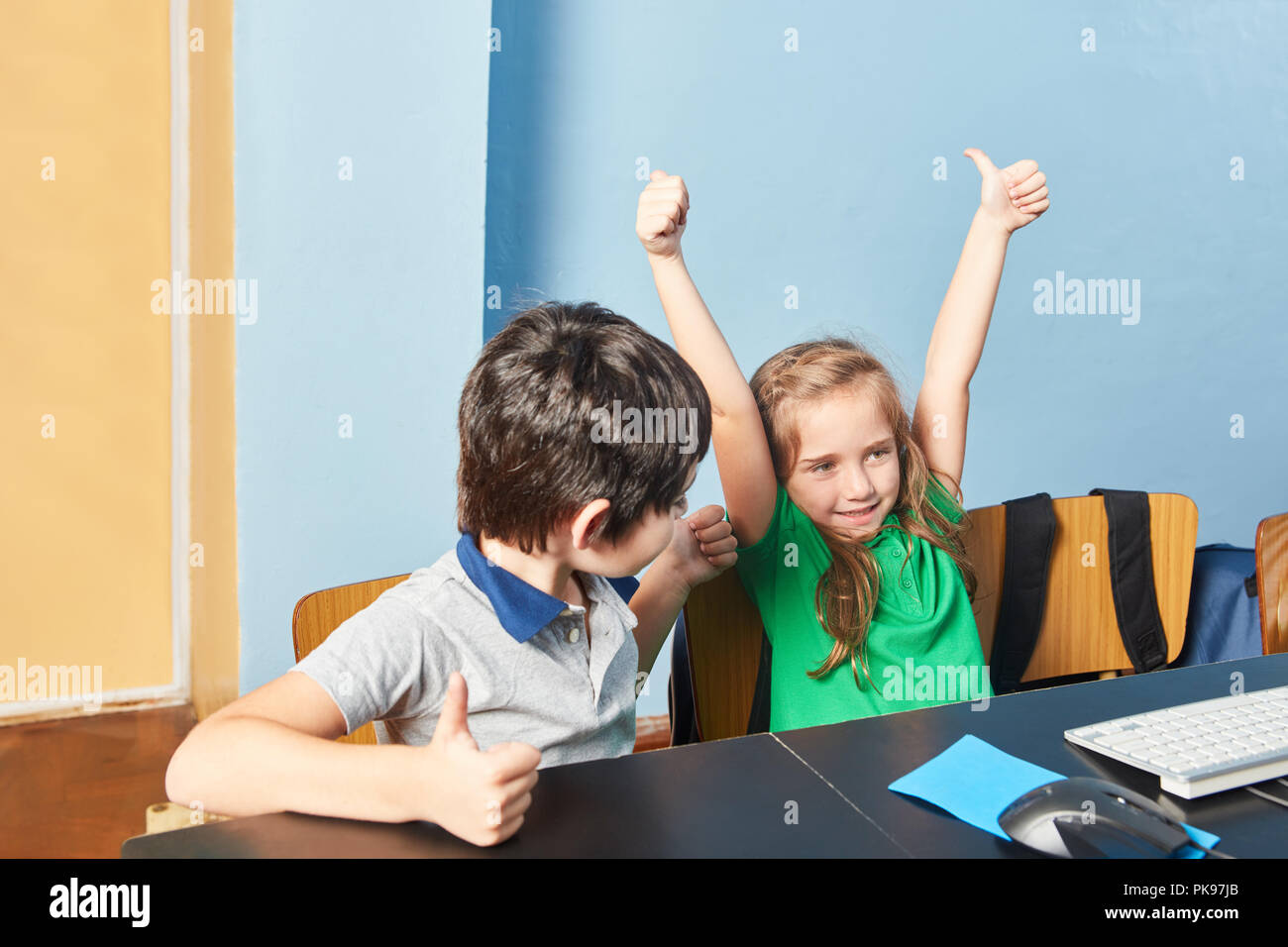 Kinder bekommen unterricht -Fotos und -Bildmaterial in hoher Auflösung – Alamy