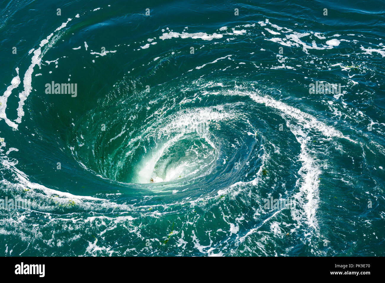 Blick auf einen leistungsstarken Whirlpool an der Oberfläche von grünem ...