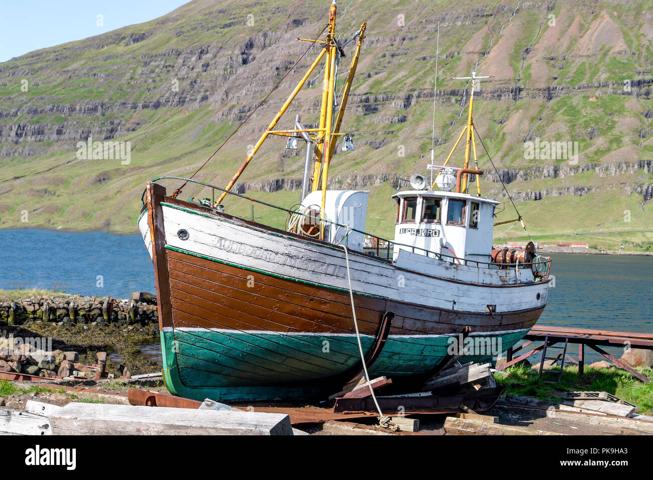 Fischerboot im hafen -Fotos und -Bildmaterial in hoher Auflösung – Alamy