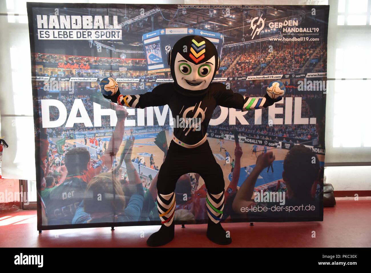 Pressekonferenz maskottchen -Fotos und -Bildmaterial in hoher Auflösung ...