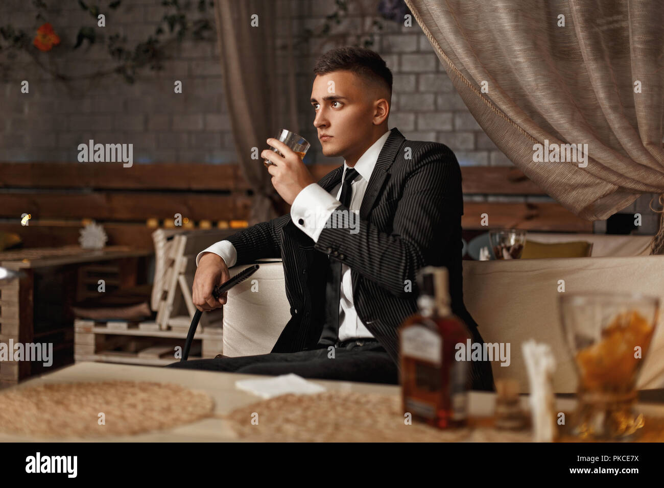 Girl drunk bar -Fotos und -Bildmaterial in hoher Auflösung – Alamy