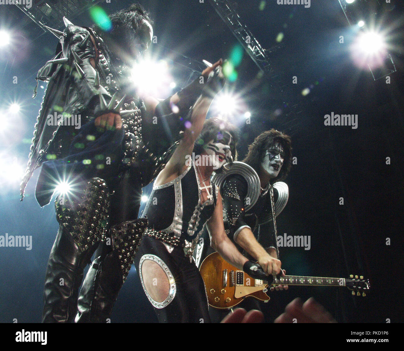Gene Simmons, Peter Criss und Tommy Thayer von KISS ein Bogen von ...