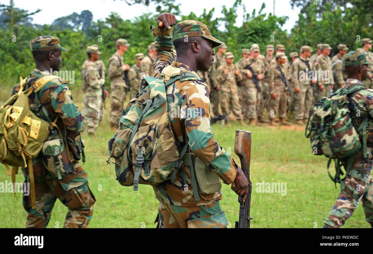 Ein Ausbilder mit der Ghana Streitkräfte demonstriert, Dschungel und ...