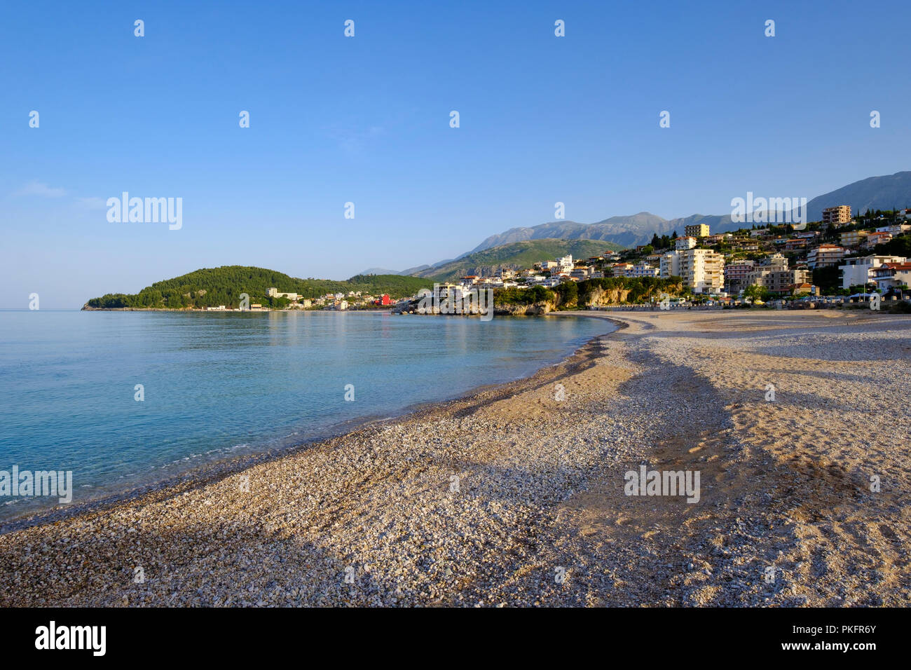 Strand im Badeort Himarë Himarë, Albanischen Riviera, Ionisches Meer ...