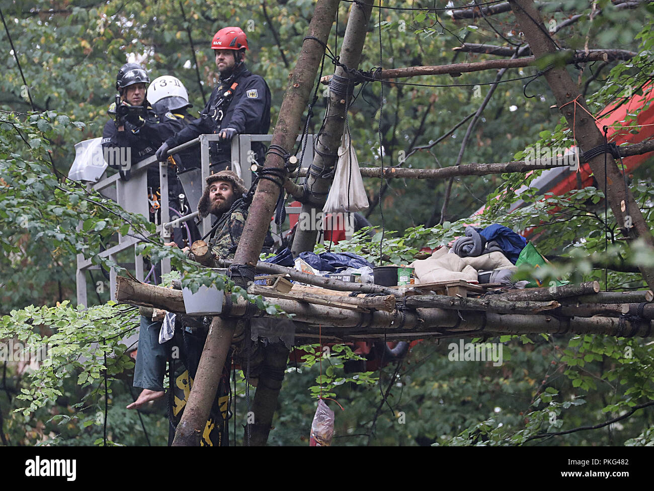 13. September 2018, Nordrhein-Westfalen, Kerpen: Polizei versucht, eine ...