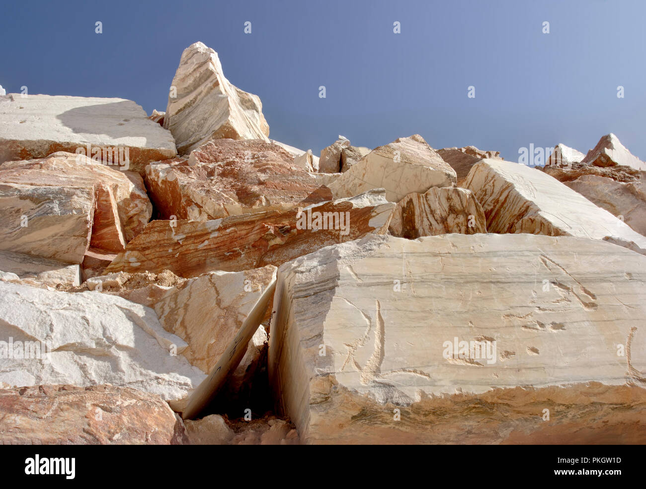 Stapel von Rohstoffen Marmor Blöcke aus einem Steinbruch in Estremoz ...