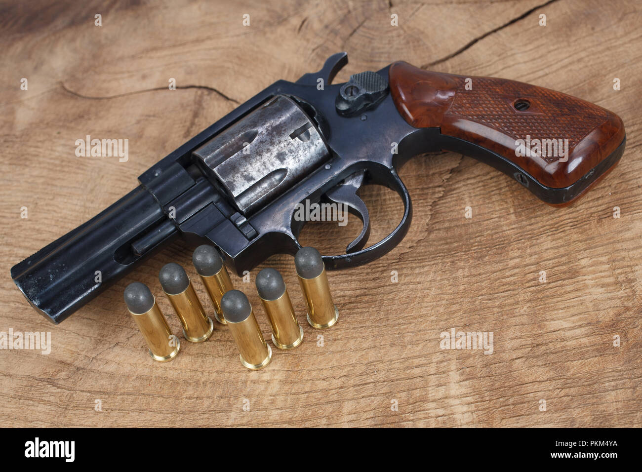 Revolver mit Munition auf dem hölzernen Hintergrund Stockfotografie - Alamy