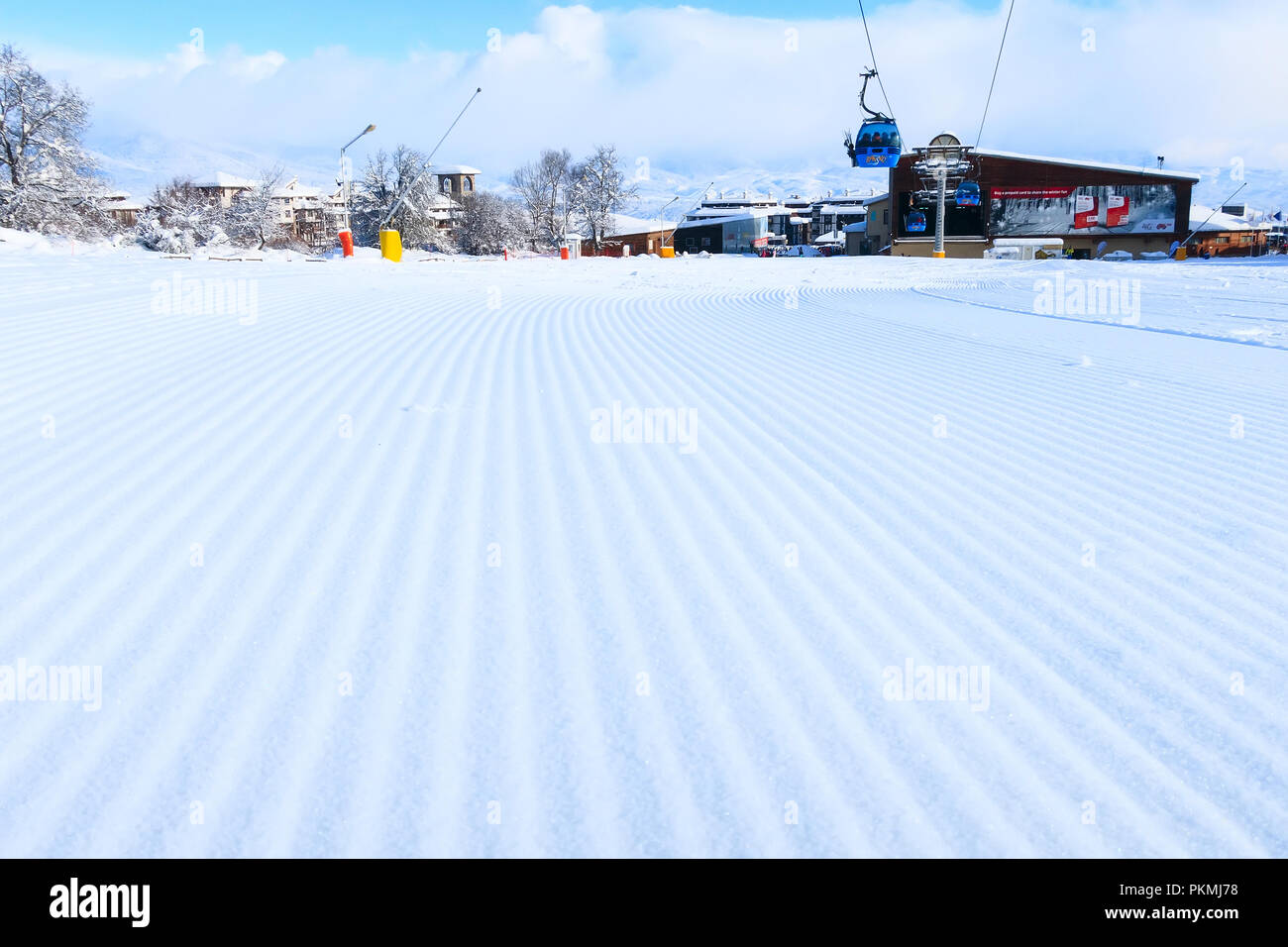 Bansko, Bulgarien - 28. Februar 2018: Close-up präparierten Schnee am ...