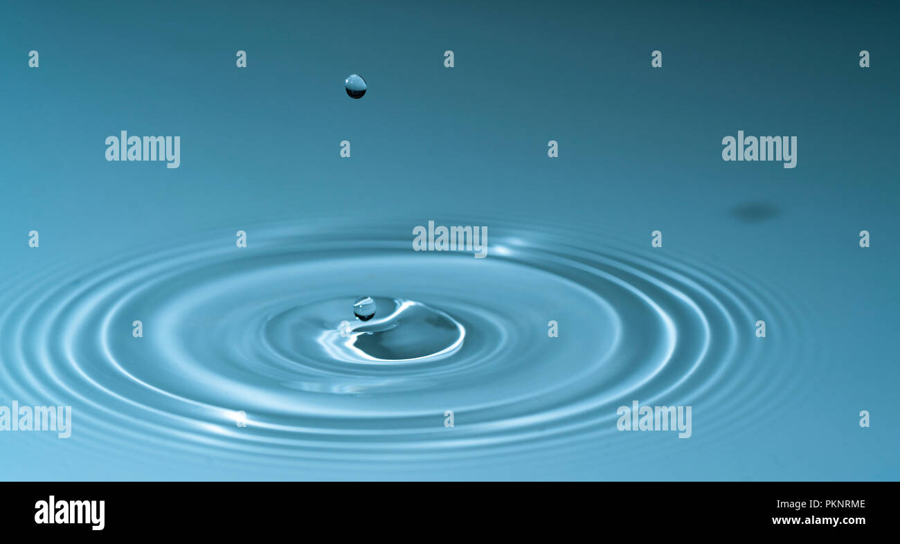 Welle kreise wasser tropfen muster -Fotos und -Bildmaterial in hoher Auflösung – Alamy