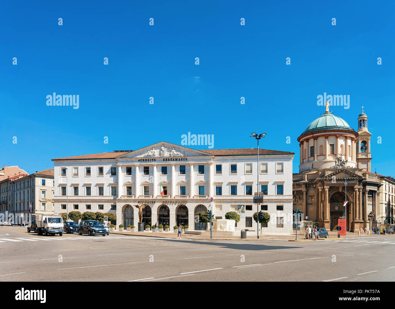 Bergamo, Italien - 22. August 2016: Credito Bergamasco und Santa Maria ...