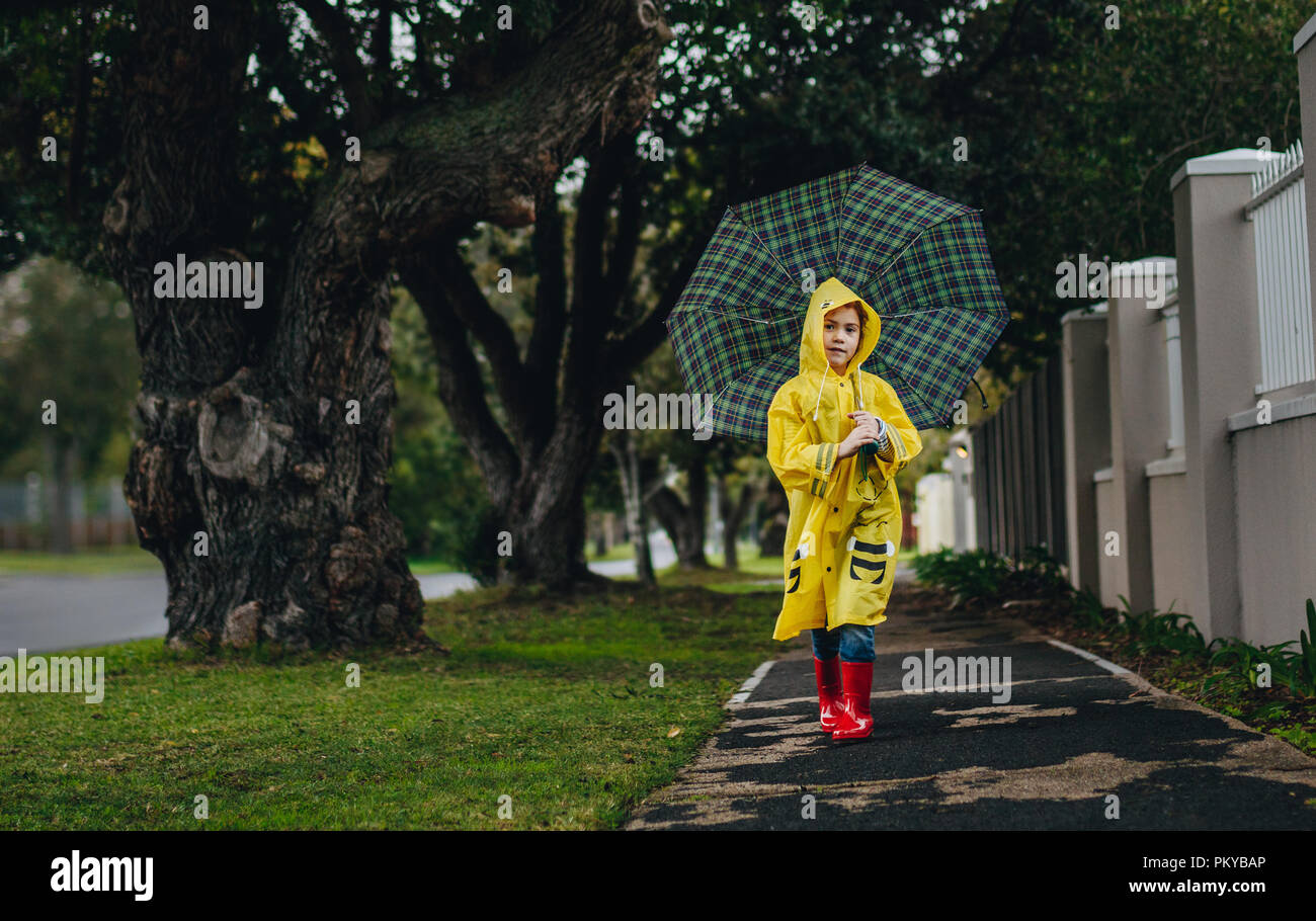 Kinder nasse kleider -Fotos und -Bildmaterial in hoher Auflösung – Alamy