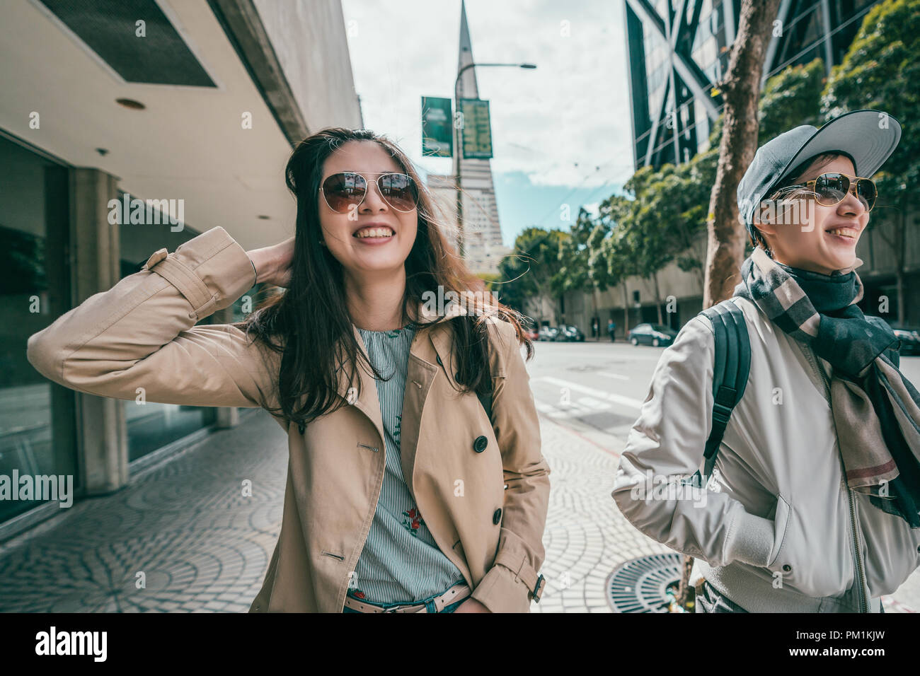 Freunde gehen zusammen -Fotos und -Bildmaterial in hoher Auflösung – Alamy