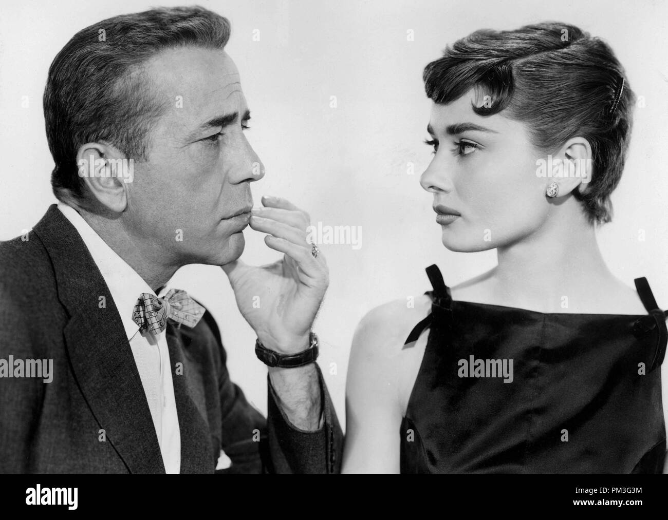 Audrey hepburn und humphrey bogart Schwarzweiß-Stockfotos und -bilder ...