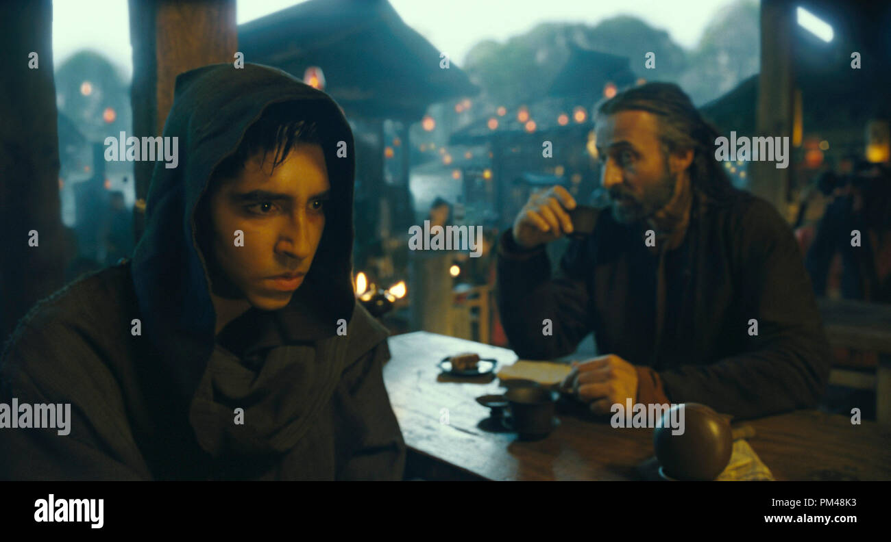 Von Links nach Rechts: Dev Patel spielt Prinz Zuko und Onkel Iroh Shaun ...