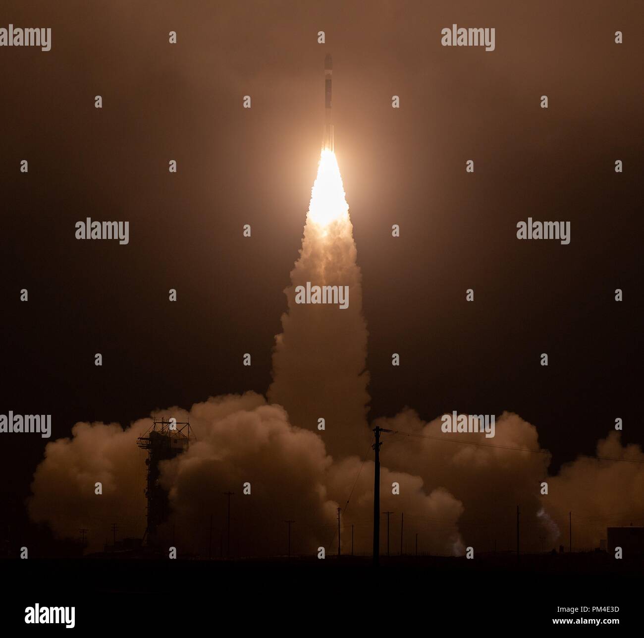 Ein United Launch Alliance Delta-II-Rakete der NASA-Eis, Cloud und Land ...