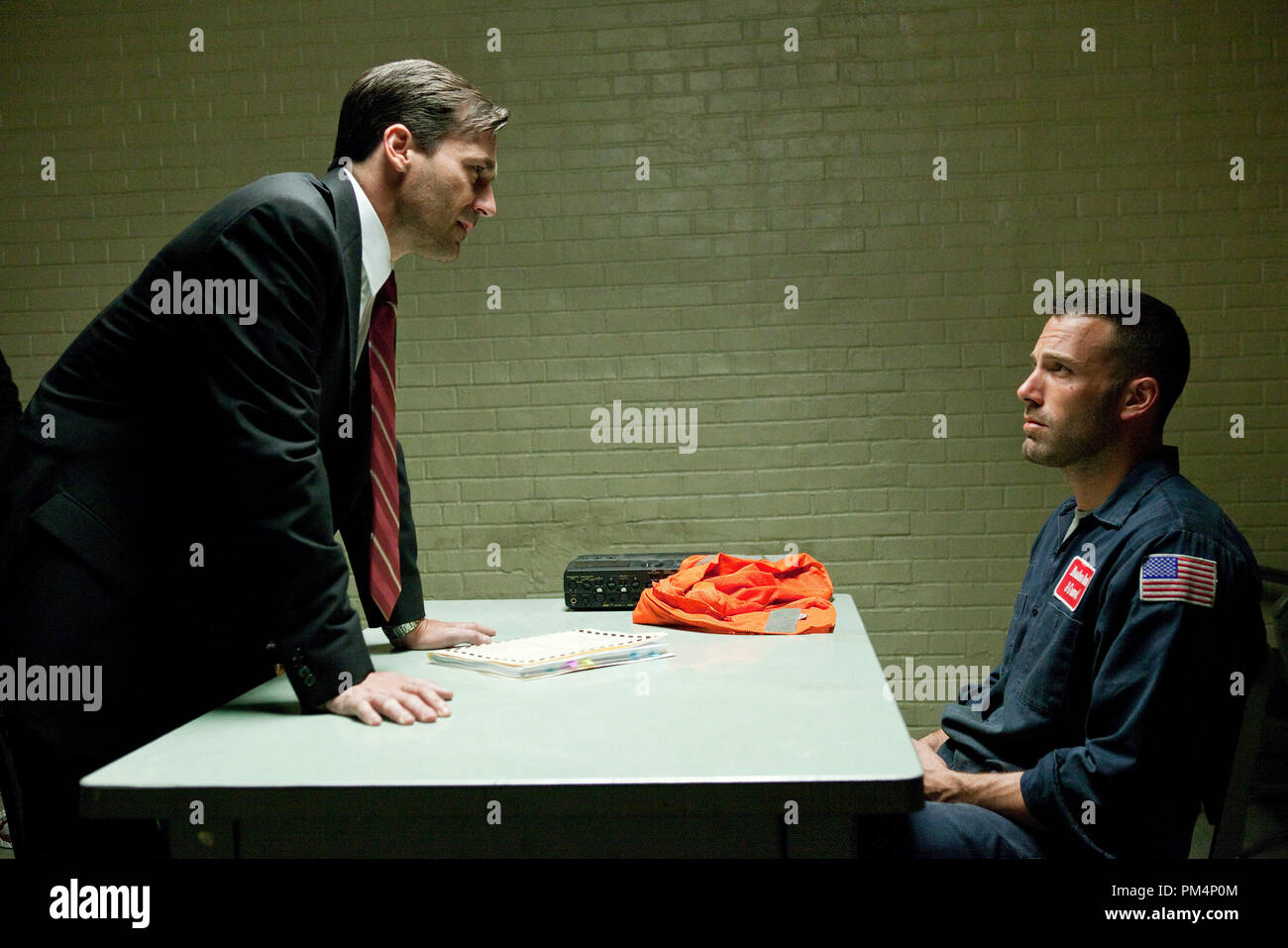 (L - r) JON HAMM als FBI Special Agent Adam Frawley und Ben Affleck als ...
