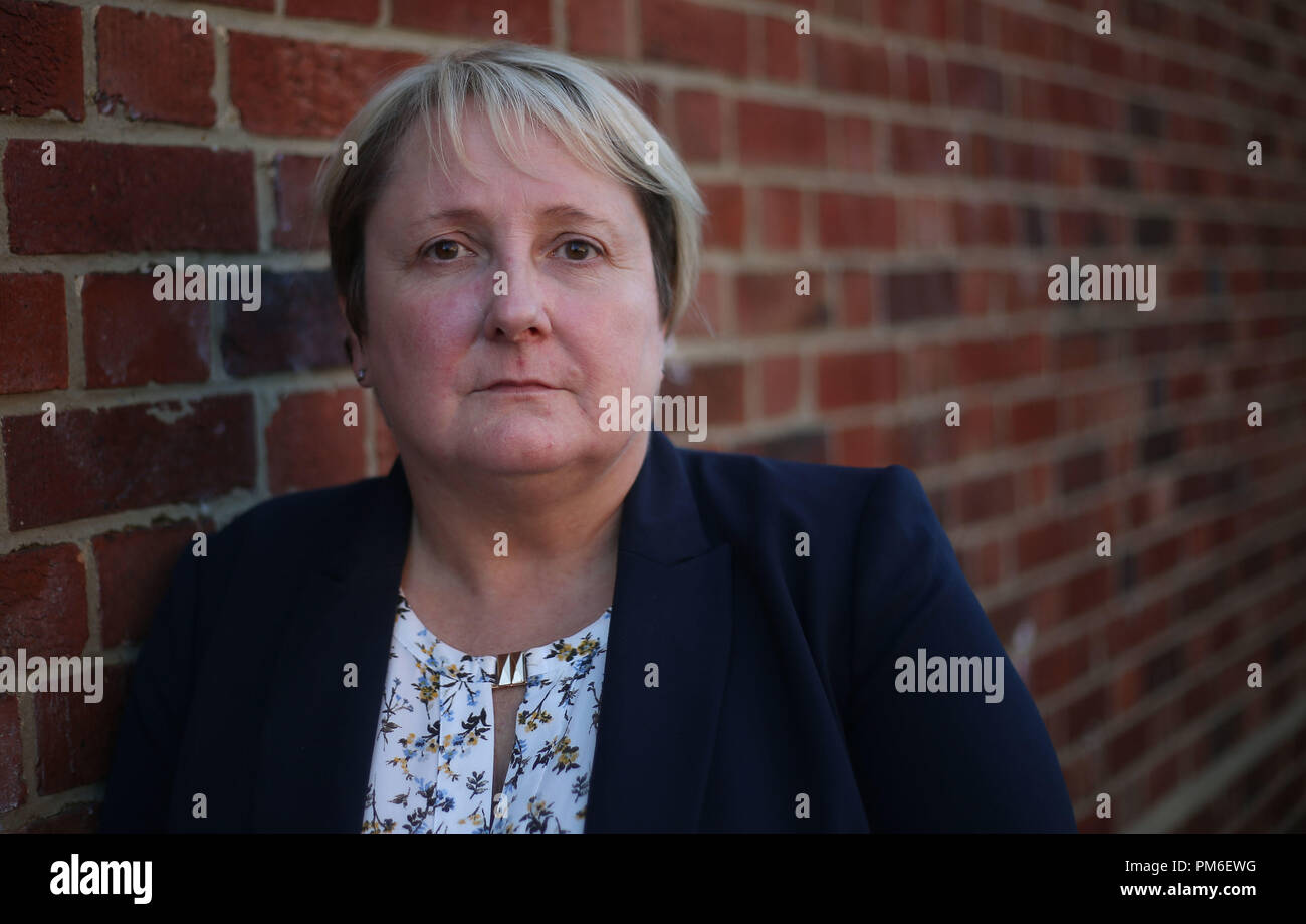 Detektivinspektor alison cole vor dem haus -Fotos und -Bildmaterial in ...