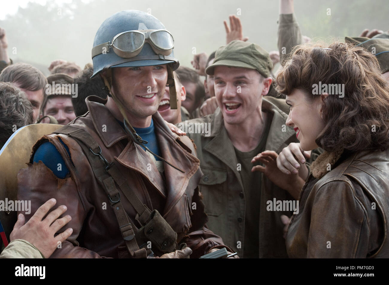 Von Links nach Rechts: Chris Evans spielt Steve Rogers und Hayley ...