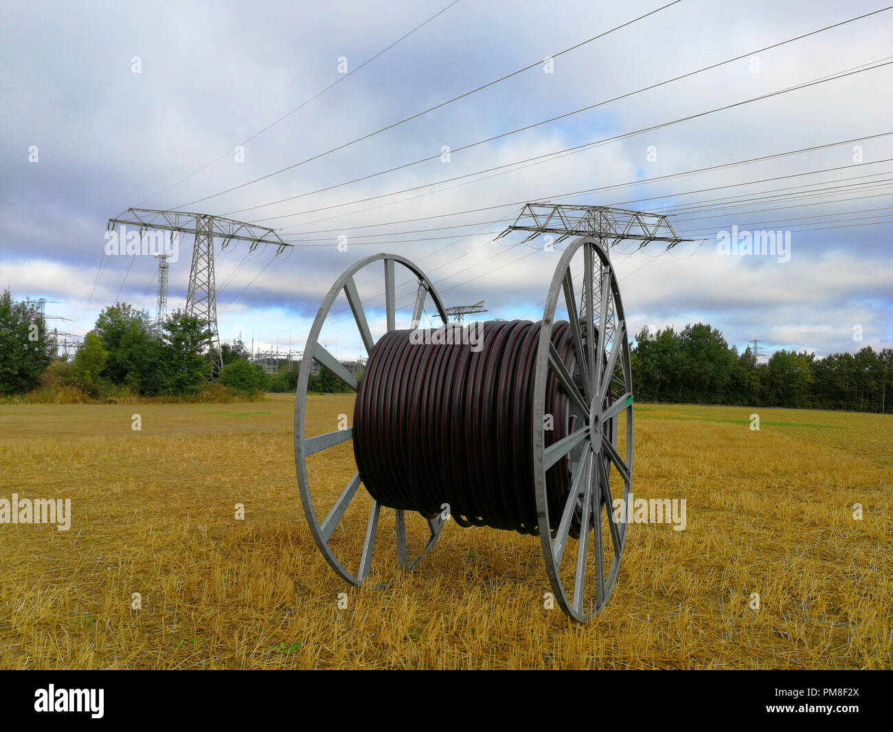 Eine große Rolle von Kabel- und Strommasten auf ein Feld ...