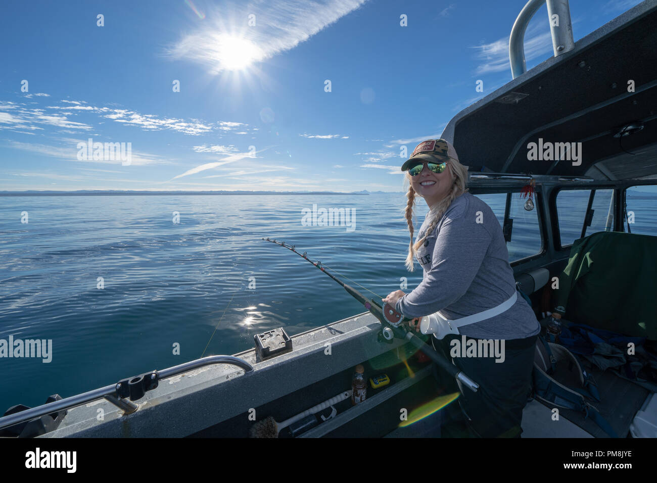 Blonde Frau Fischer Fischen für Heilbutt in den Cook Inlet von Alaska ...