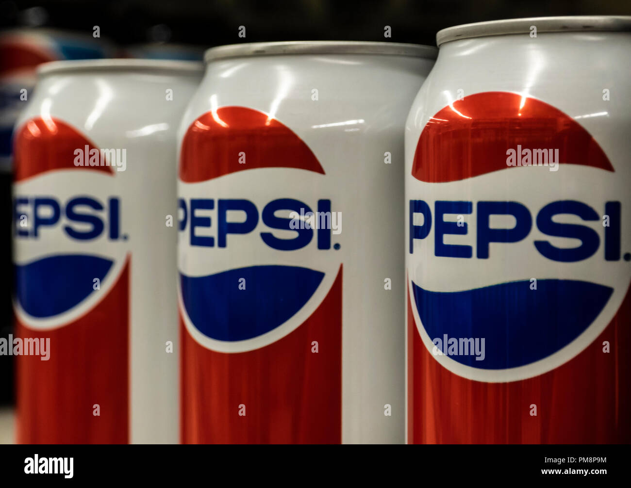 Reihe von Pepsi Cola Dosen im Laden gesehen Stockfotografie - Alamy