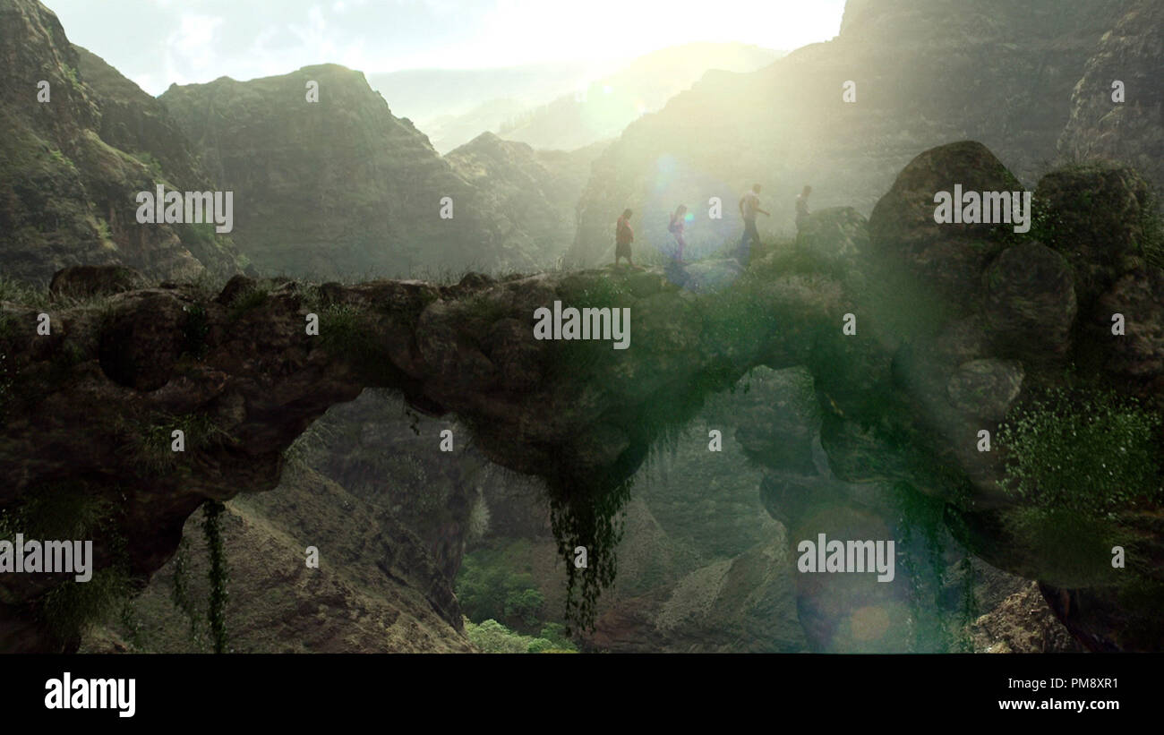 (L - r) LUIS GUZMÁN als Gabato, Vanessa Hudgens als Kailani, Dwayne ...