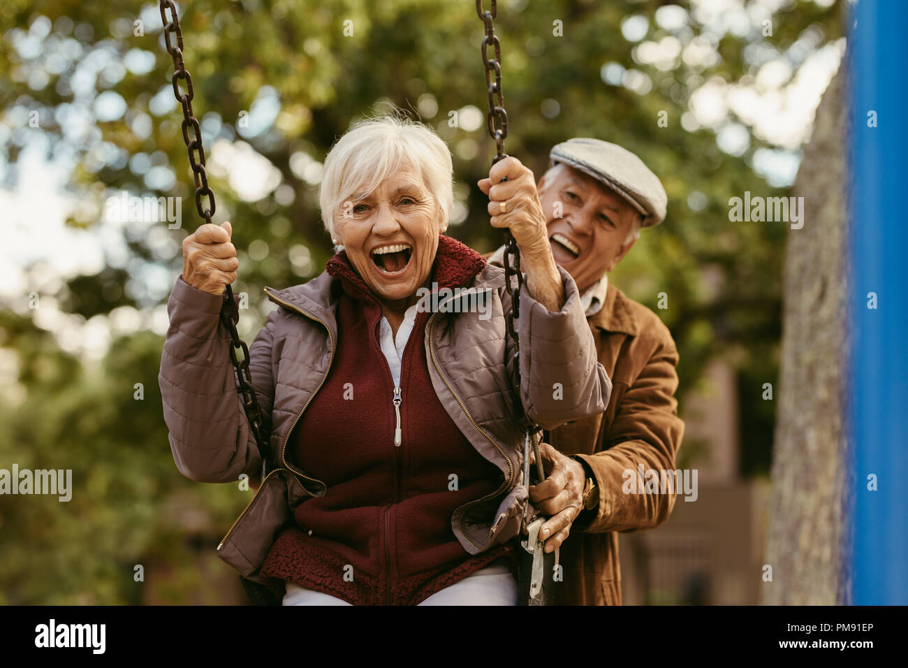 Old couple on swing -Fotos und -Bildmaterial in hoher Auflösung – Alamy