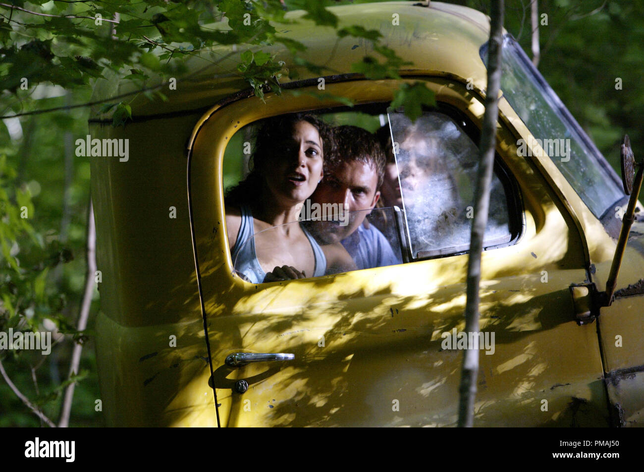 Carly (Emmanuelle Chriqui, links), Chris (Desmond Harrington) und ...