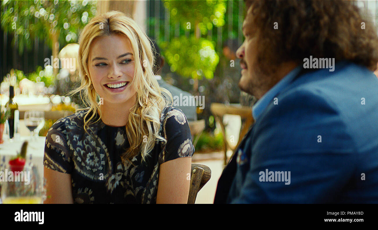 L R Margot Robbie Als Jess Und Adrian Martinez Als Farhad In Warner Bros Pictures Heist