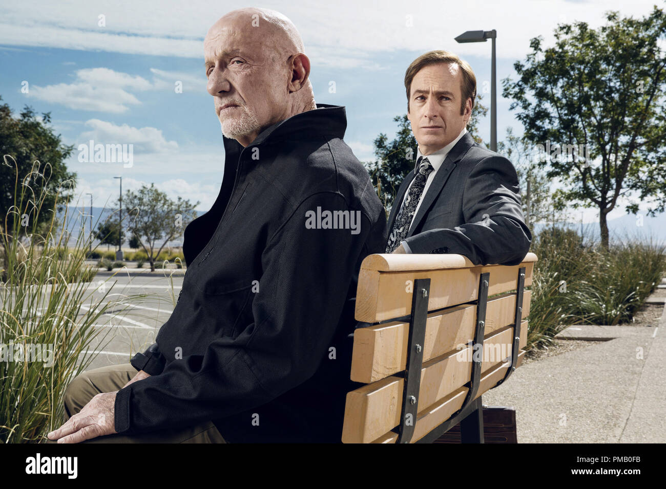 Jonathan Banken als Mike Ehrmantraut und Bob Odenkirk als Jimmy McGill ...