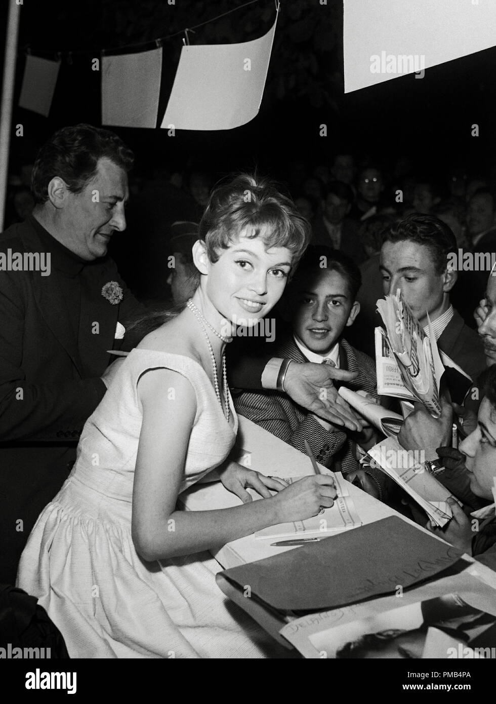 Brigitte Bardot grüßt ihre Fans und Autogramme, ca. 1955 Datei Referenz ...