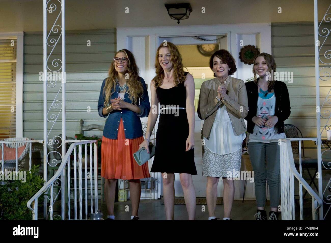 Izzy (Andrea Logan Weiß), Allyson (Sarah Drew), Sondra (Patricia Heaton ...