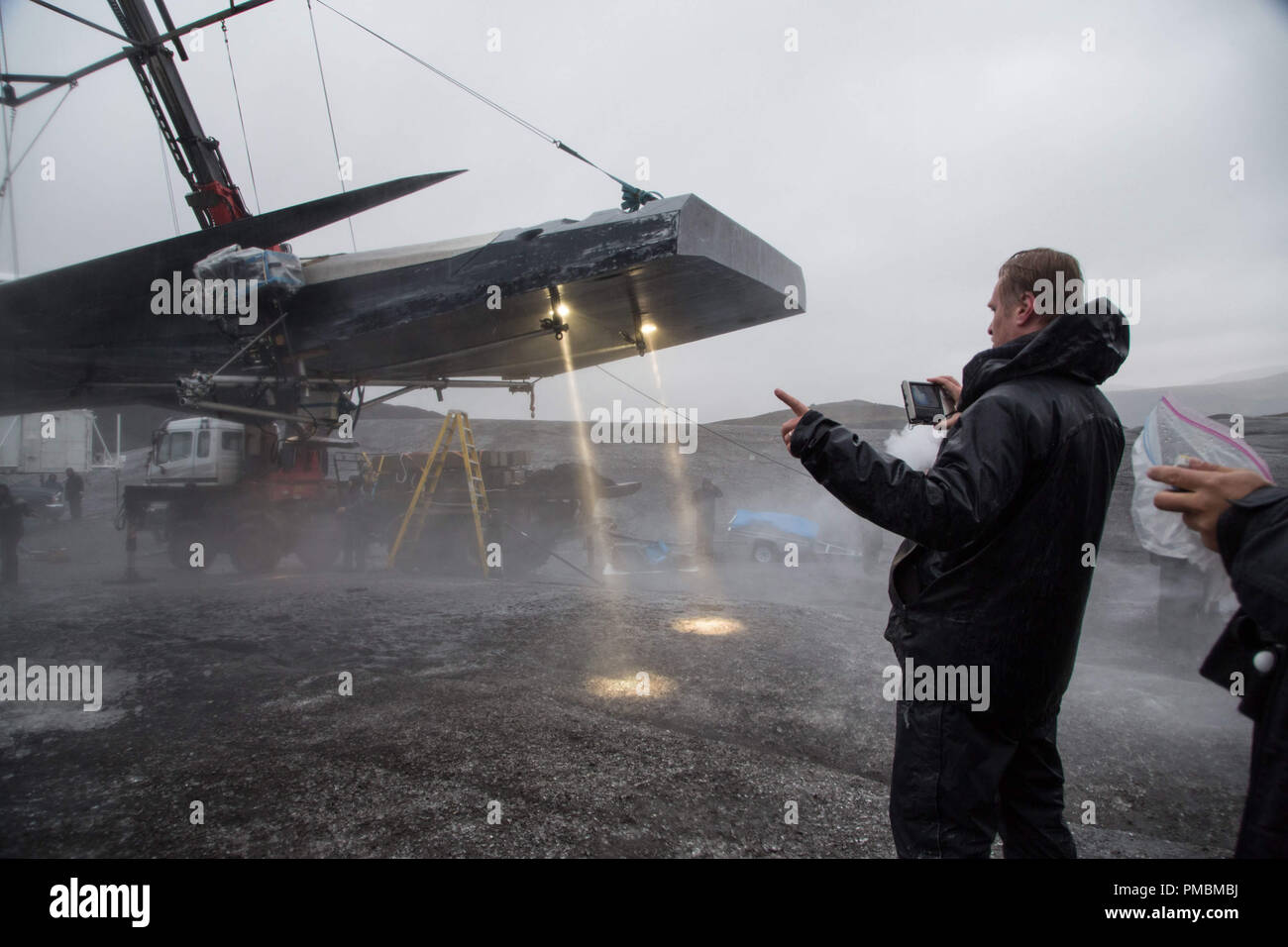 Direktor/Co-Writer/Produzent Christopher Nolan (ganz links) am Set von ...