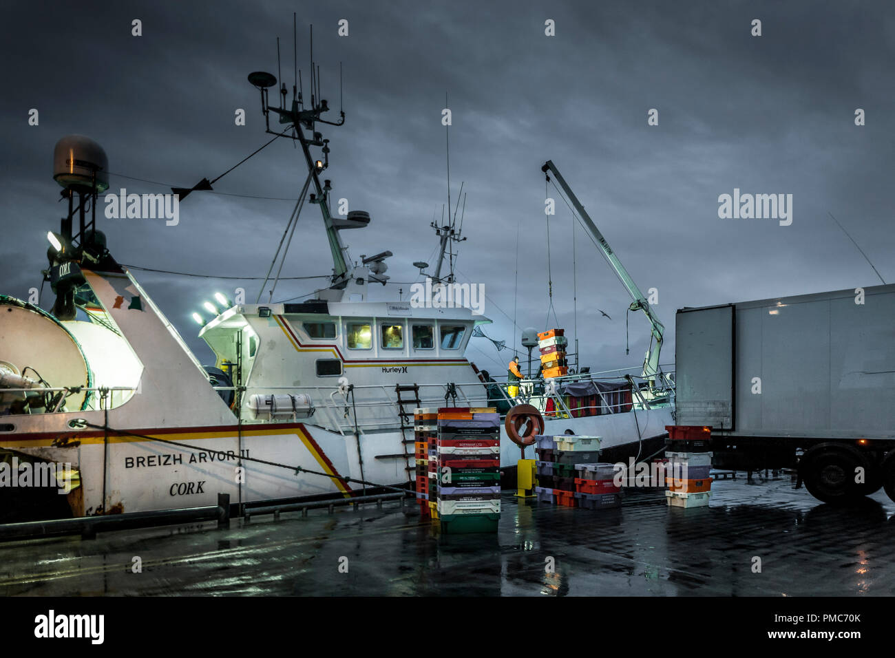 Einen trawler entladen -Fotos und -Bildmaterial in hoher Auflösung – Alamy