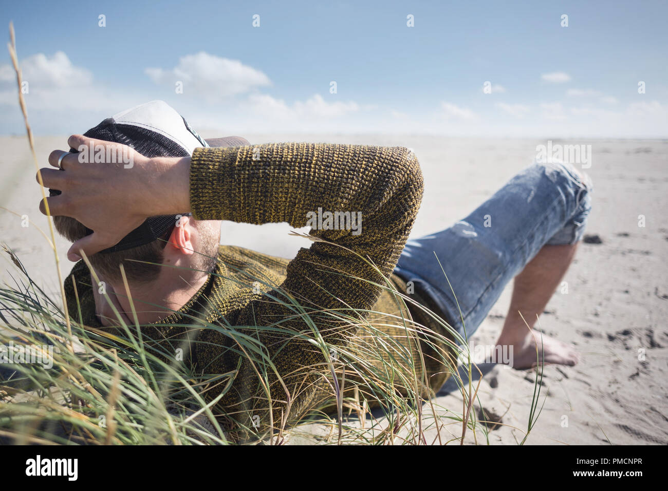 Mann am strand liegen -Fotos und -Bildmaterial in hoher Auflösung – Alamy