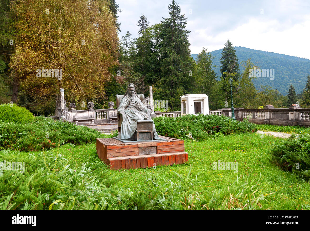 Königin Elisabeta Carmen Silva Statue im Garten von Schloss Peles ...