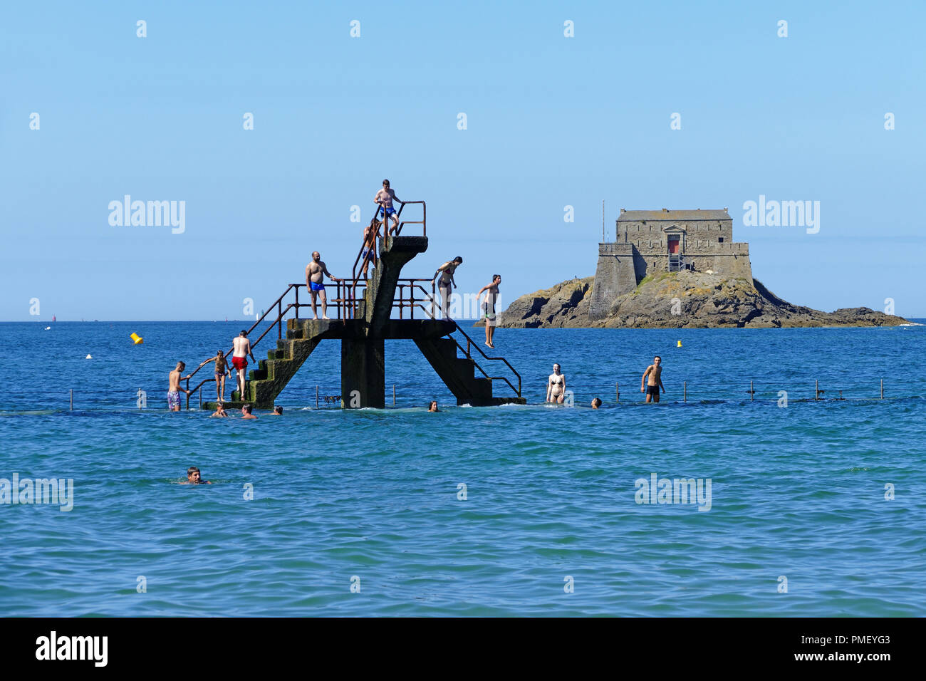 Meerwasser Pool am Strand von Bon Secours in St. Malo (Bretagne ...