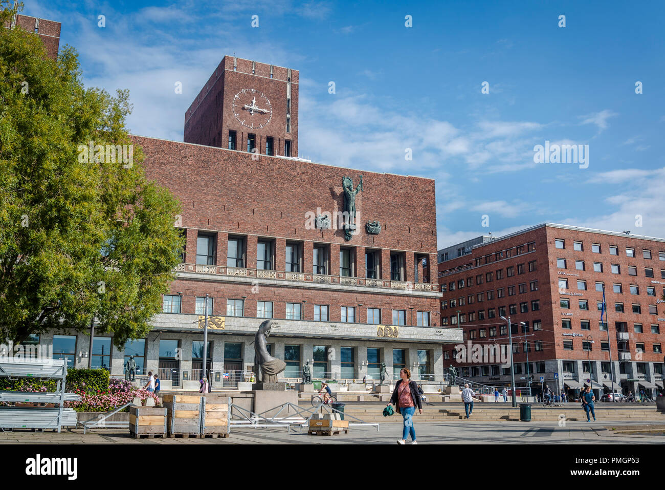 Osloer Rathaus, rotes Backsteingebäude im funktionalistischen Stil ...