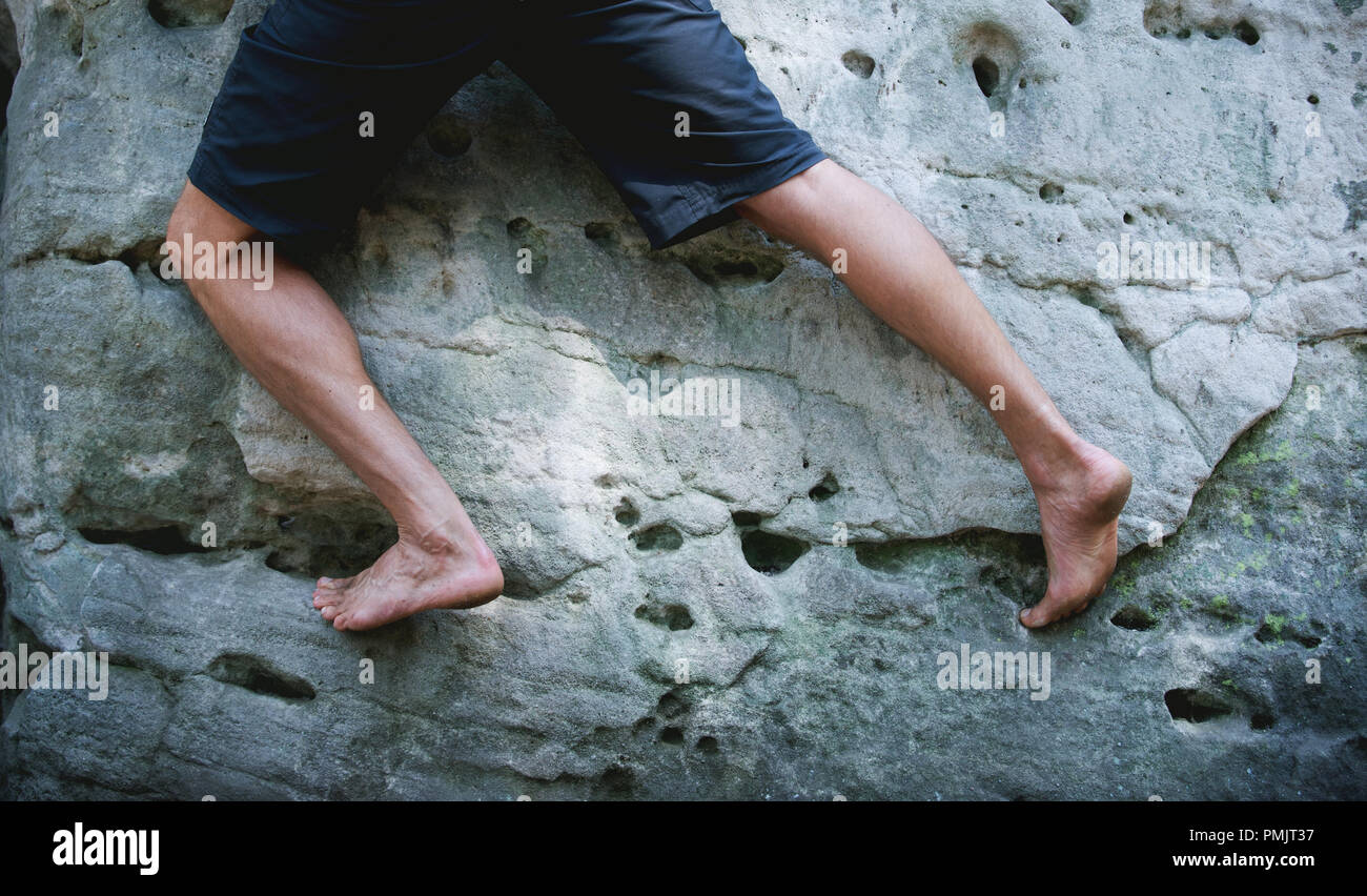 Bouldern mann -Fotos und -Bildmaterial in hoher Auflösung – Alamy