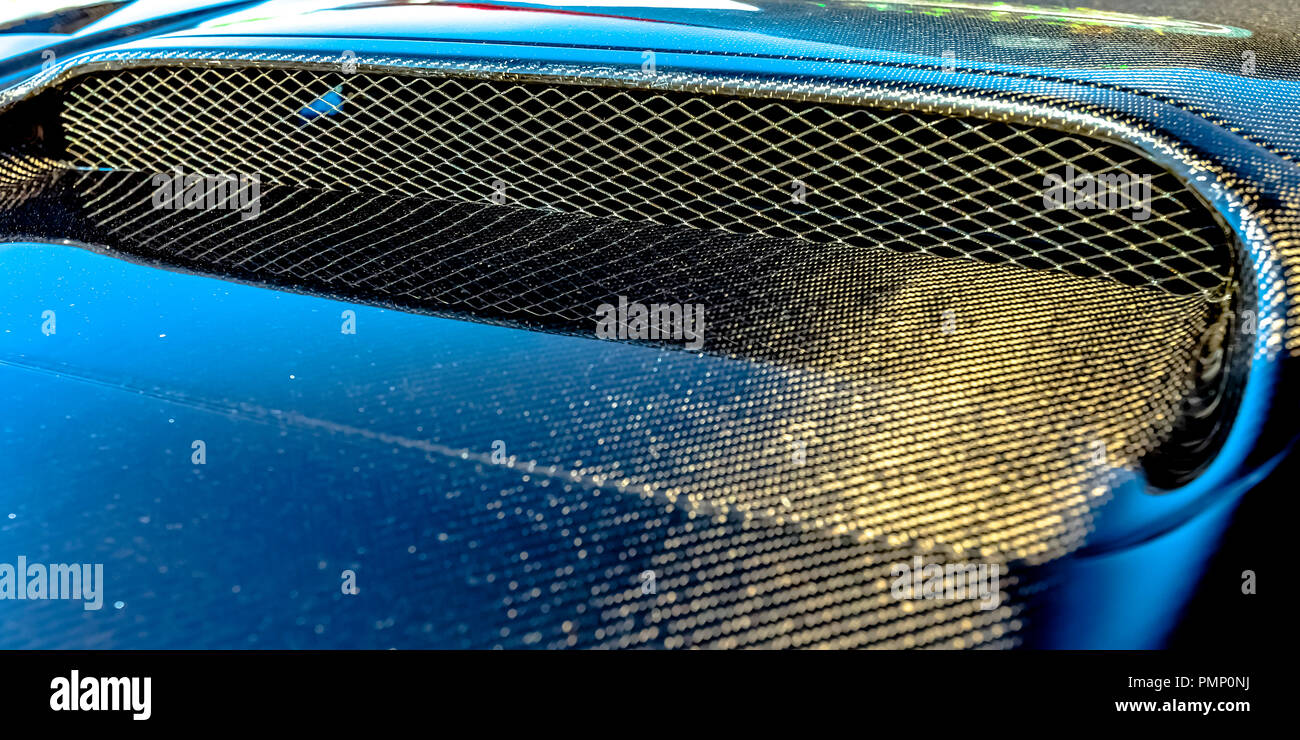 Die Motorhaube eines Autos mit Carbon Textur und Vent Stockfotografie ...