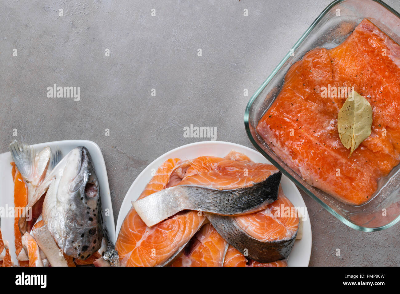 Lachs oder Forelle fisch Aufteilung auf grau Tabelle. Lachsfilet ...