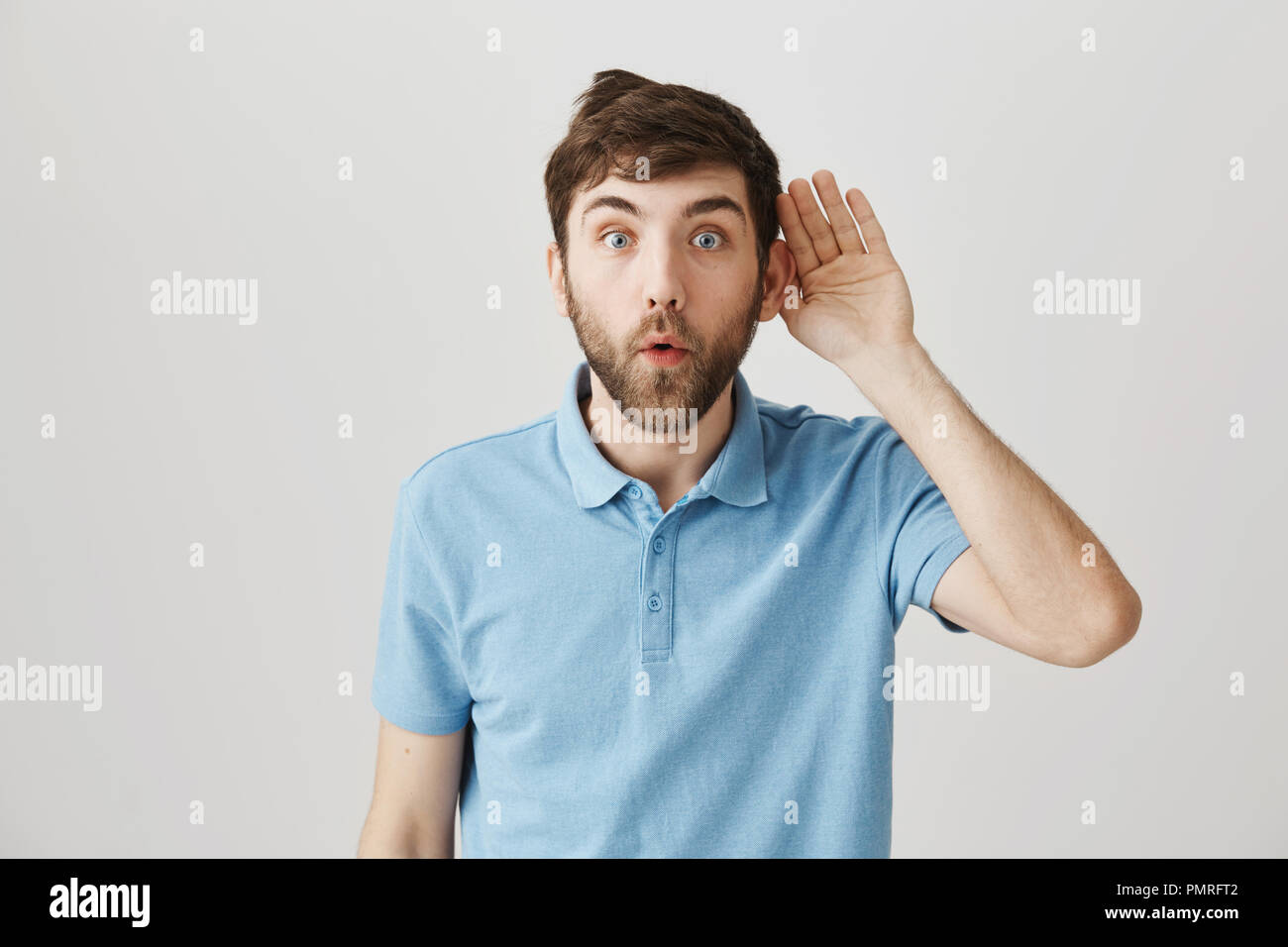 Close-up Portrait von neugierig Lustig junge Mann mit Bart und ...