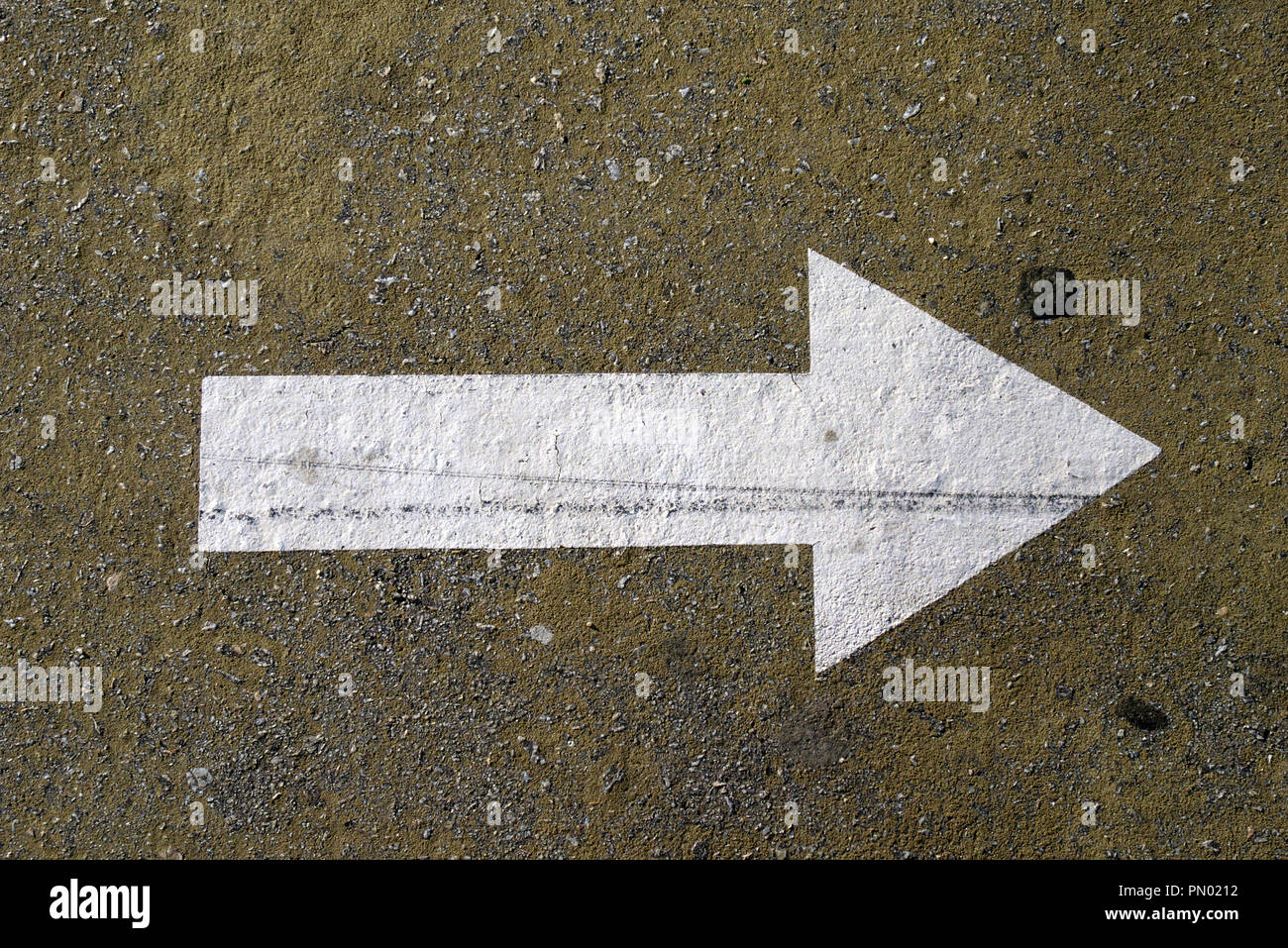 Weißes Verkehrsschild im Pflaster gemalt Stockfotografie - Alamy