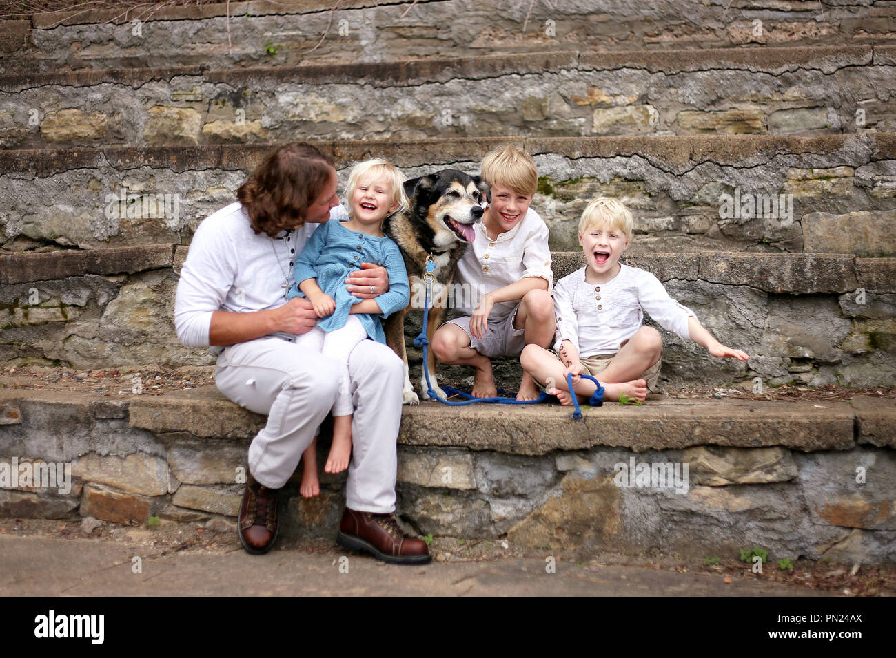 Attraktive kinder mit hund -Fotos und -Bildmaterial in hoher Auflösung ...
