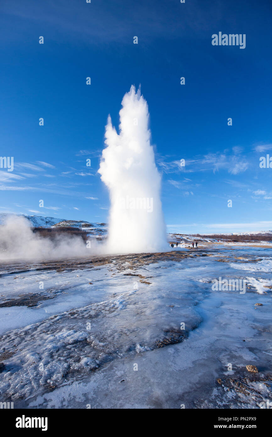 Ausbrechenden Frühling im Geysir Strokkur Fountain Geysir geothermische ...