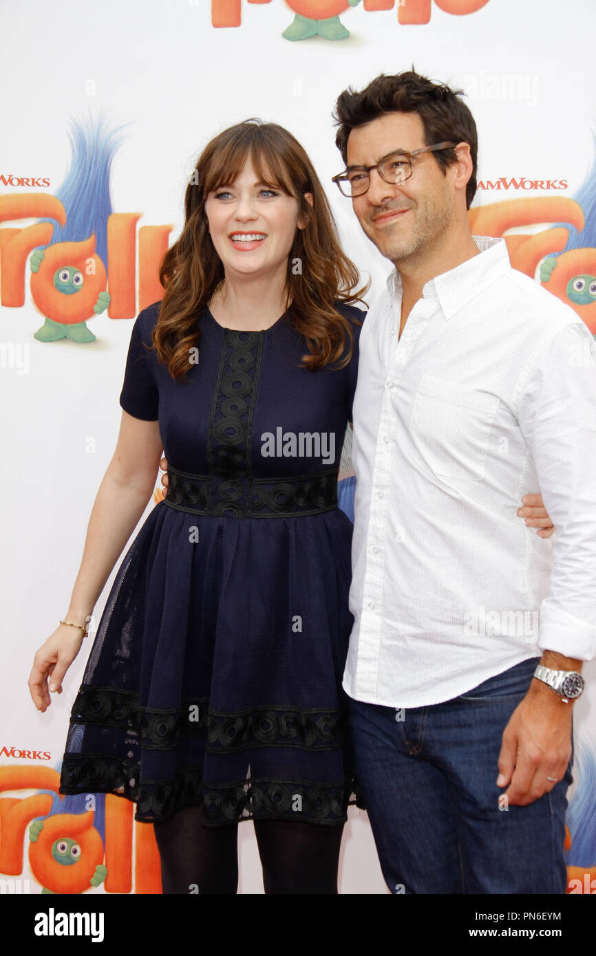 Zooey Deschanel und Jakob Pechenik bei der Premiere von DreamWorks ...