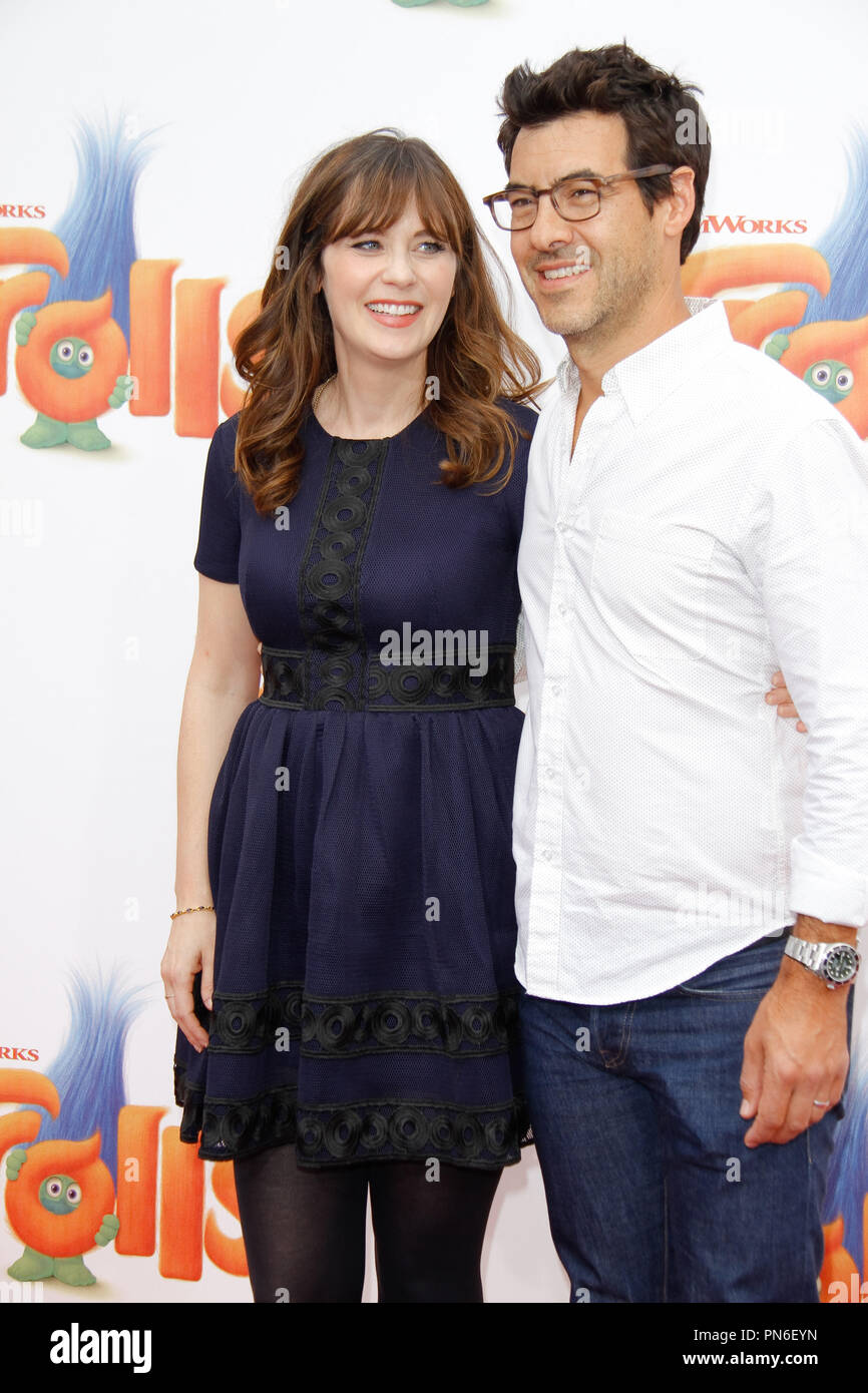 Zooey deschanel and jacob pechenik -Fotos und -Bildmaterial in hoher ...