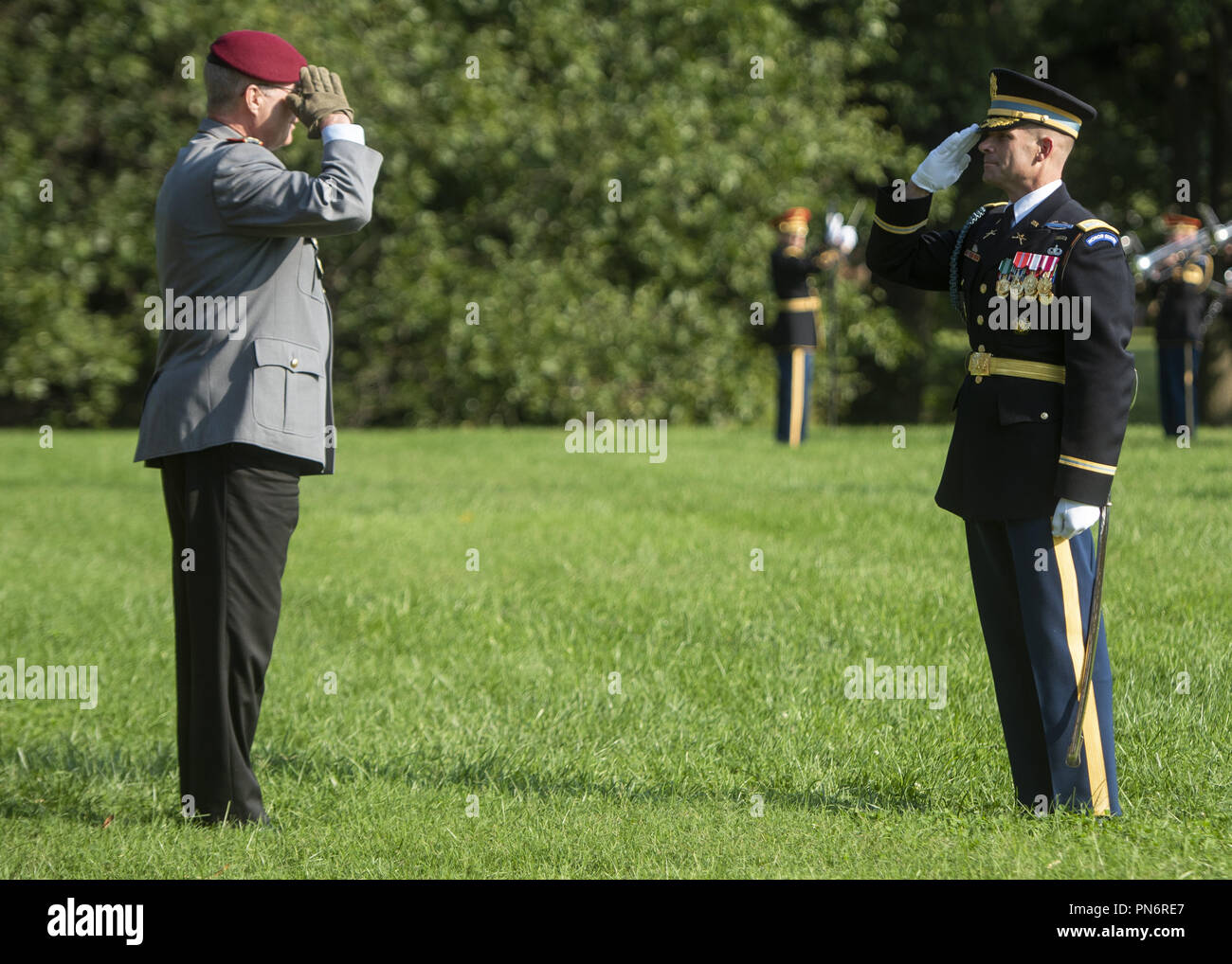 Bundeswehr officer -Fotos und -Bildmaterial in hoher Auflösung - Seite ...
