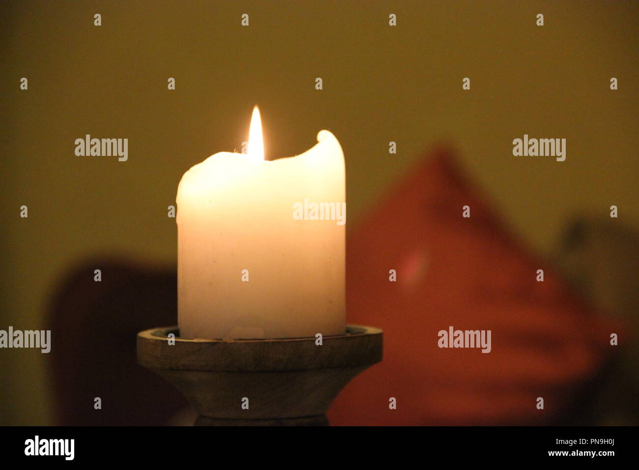 Licht der kerze -Fotos und -Bildmaterial in hoher Auflösung – Alamy