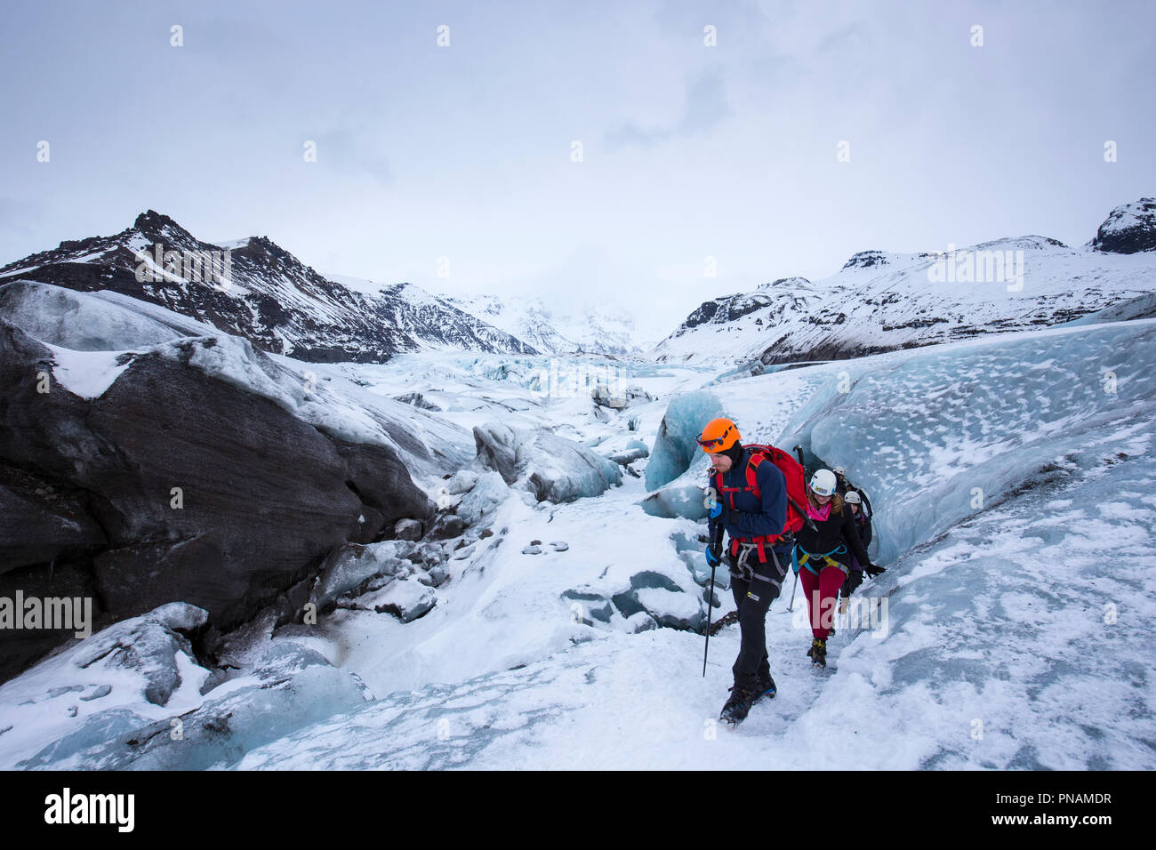 Touristen durch das Tragen von schützender Kleidung für ...